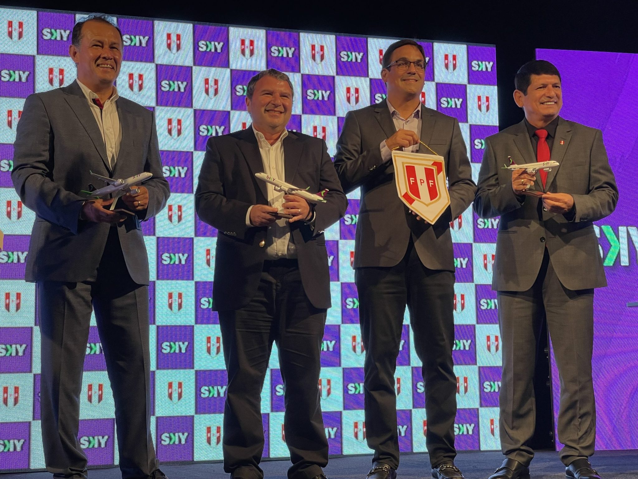 LOS HINCHAS PERUANOS VIAJAN AL CLÁSICO DEL PACÍFICO PARA ALENTAR A LA ...